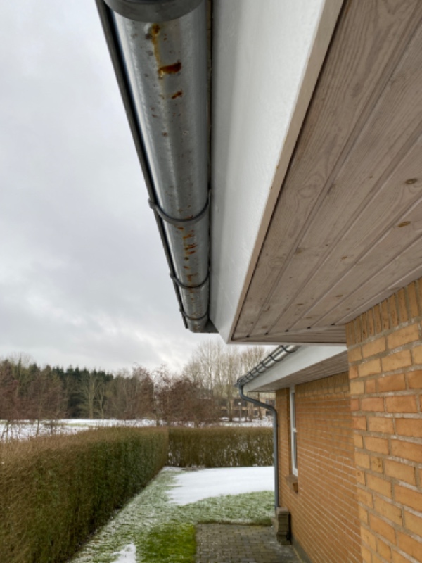 Hvad koster reparation af utætte tagrender? Priser fra 600 kr - Handyhand