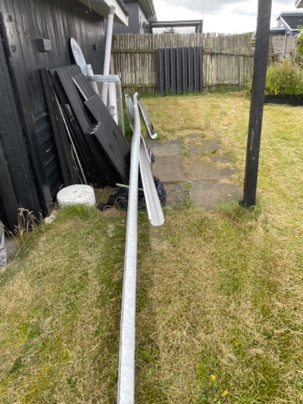 Hvad koster bortkørsel af træstammer og plastic tagrender - Handyhand