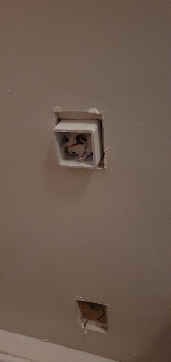 Hvad koster udskiftning af 10 stikkontakter? Priser fra 2000 kr - Handyhand