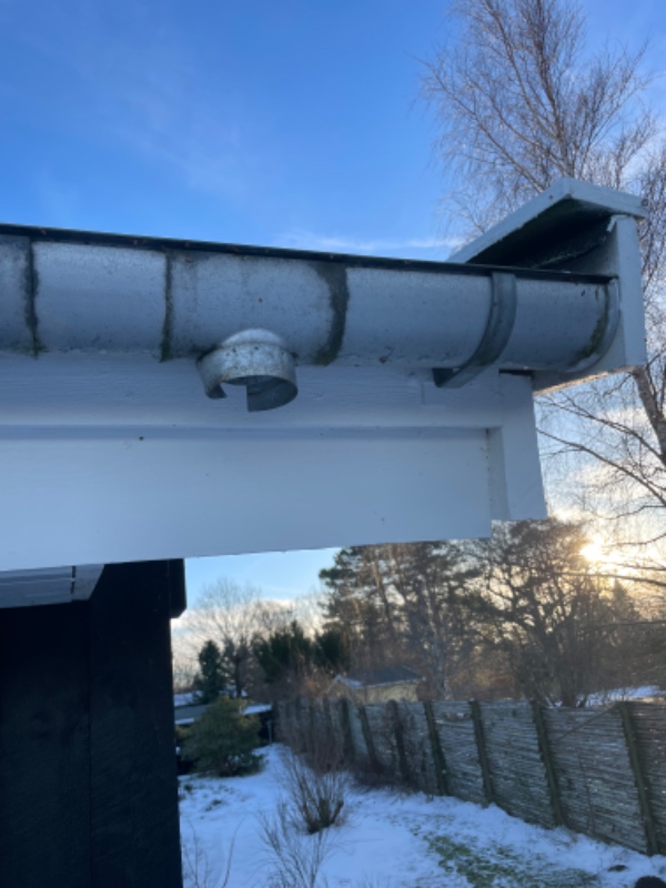 Hvad koster reparation af tagrende og nedløbsrør 1500-3000 kr - Handyhand