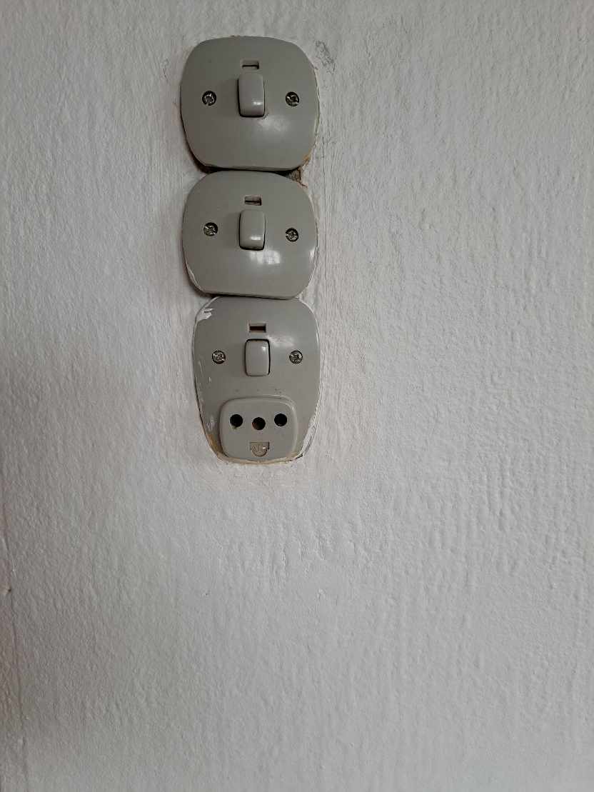 Få udskiftet 4 stikkontakter/afbrydere. Du har delene, en elektriker ...