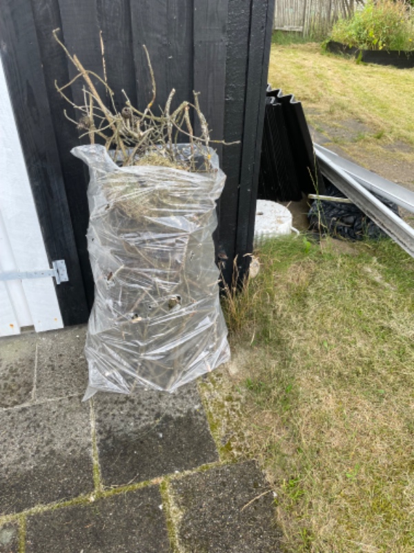 Hvad koster bortkørsel af træstammer og plastic tagrender - Handyhand