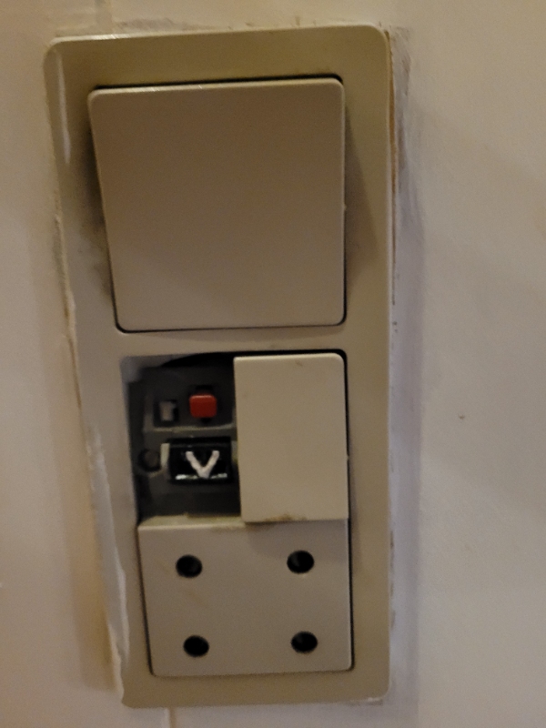 Få en elektriker til at udskifte din defekte stikkontakt. Hurtig ...